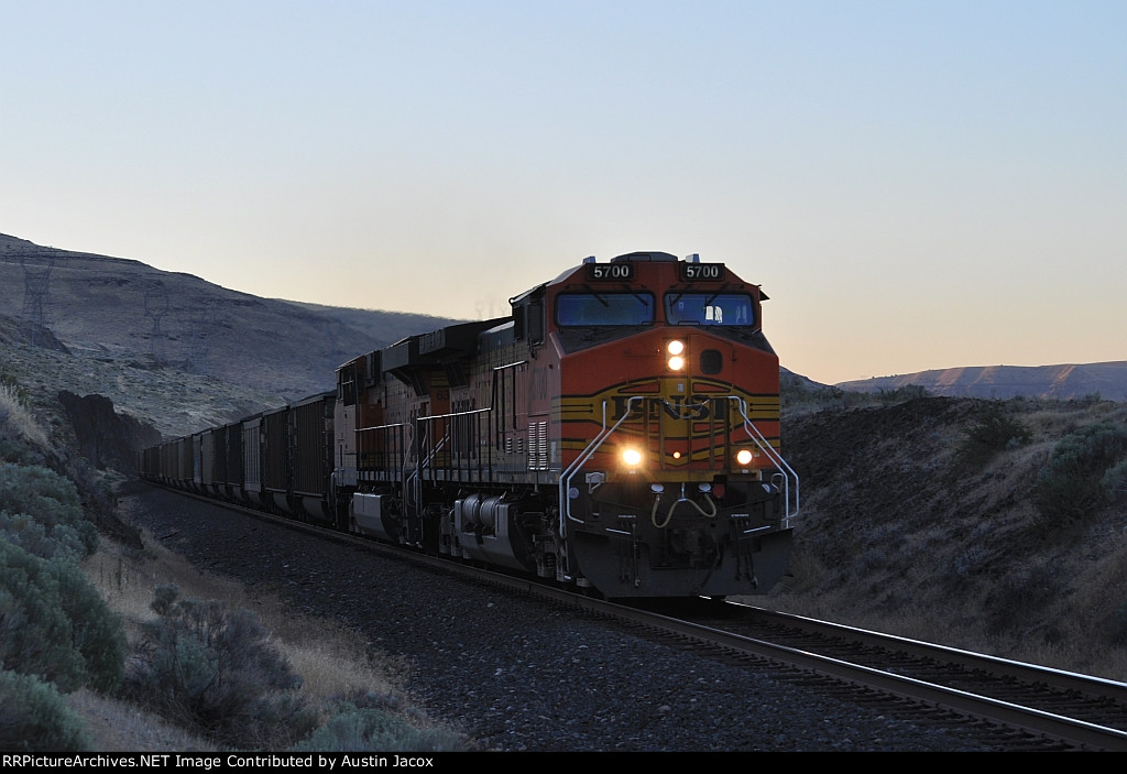 BNSF 5700